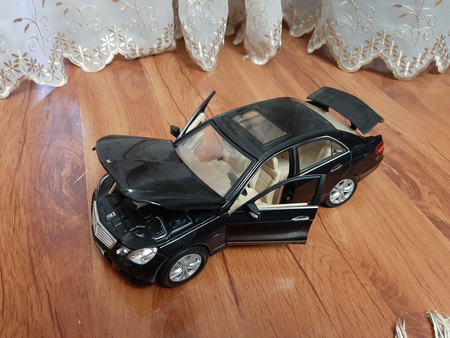 Mercedes-Benz E-Class модель 1/18
