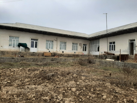 Uy sotiladi gaz svet xamma sharoiti bor artizan bor
