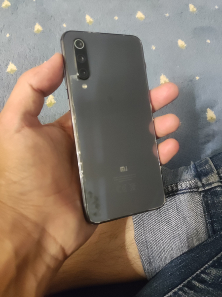 Xiomi 9 SE flagman 6/128 GB