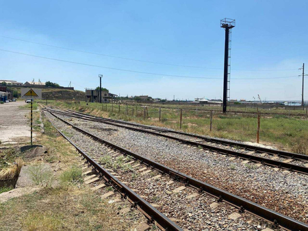 Продам Землю в РК с ЖД веткой,17 км от Ташкента складские помещения RR