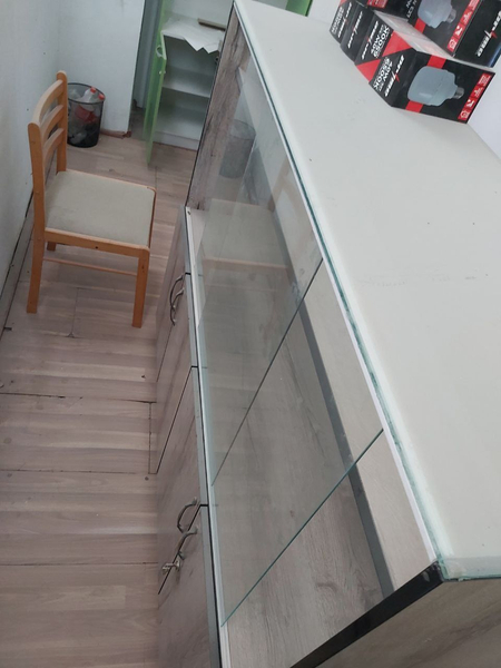 Patstavka va telefon qoyish uchun mebel jihozlari.