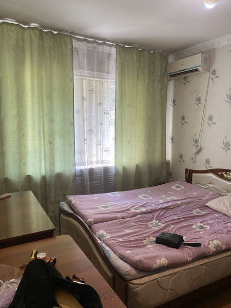 Срочно продаётся на метро Б.И.Й  1/3/4 кирпич  ремонт чистий с обстано