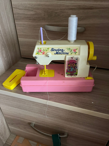 Продам детскую игрушечную швейную машинку