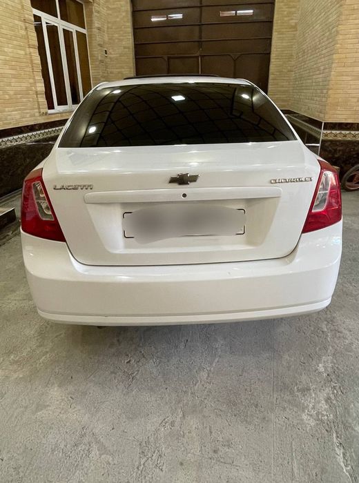 Lacetti 1.8 sotiladi