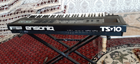 Ensoniq ts10   99% yangi xolatda.