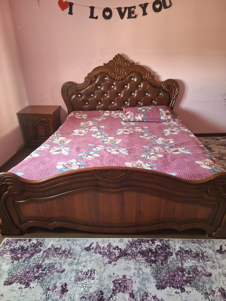 Spalniy divan 2 adamlıq.Qasında turğan  1 shkafchik qosıp beriledi.