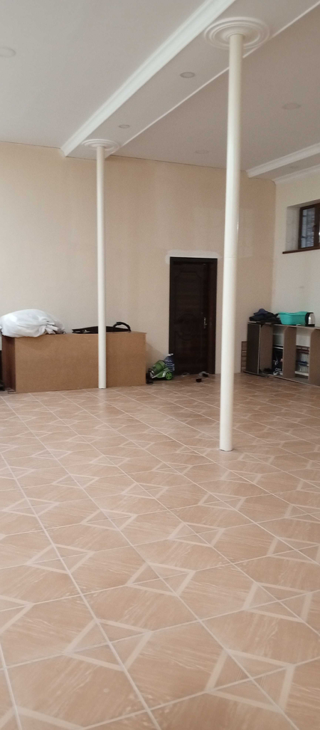 Hovli sotiladi. Barcha sharoitlarga ega.