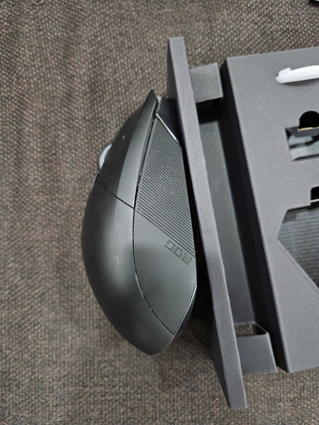 Игровая мышь ASUS ROG CHAKRAM в хорошем состоянии