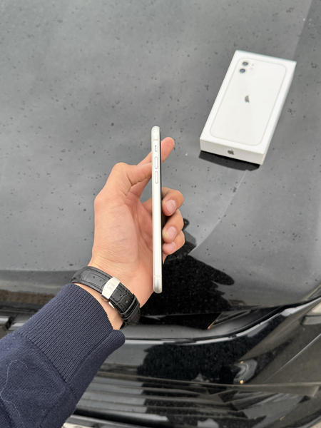 iPhone 11 64gb karobka dakument ochilmagan usta kormagan