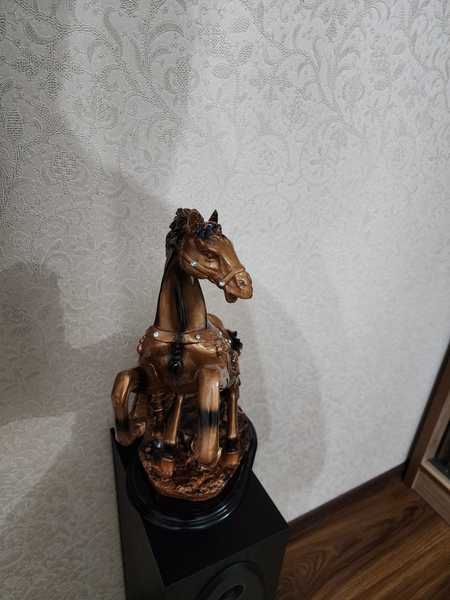 Продаю сувениры лошади 2 шт..