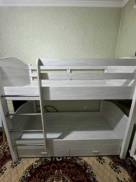 Двух этажный кроват