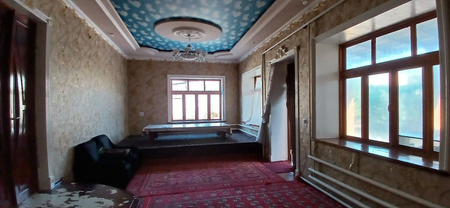 Oxangaronda srochna uy (hovli-joy) sotiladi.