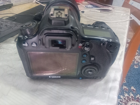 Canon 6D sotiladi.