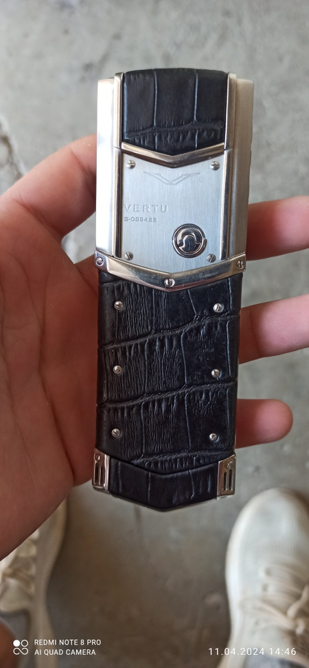 Vertu Singature.