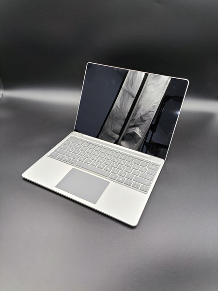 Продам windows surface go в отличном состоянии