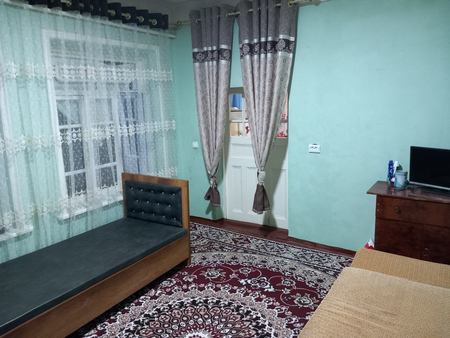 Ховли сотилади Урда махаллада жойлашган.Хусусий богчаси билан бирга.