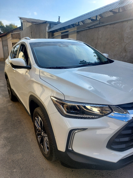 Tracker Premier 2023 sotiladi. Probeg 10.500 km. Holati ideal. Rang oq