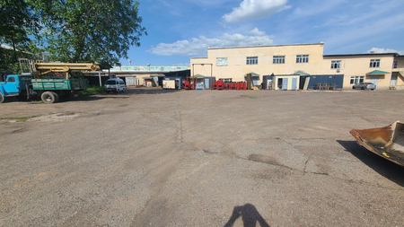 Продаётся 2 х уровневое здание с территорией 65 соток, ровная земля со
