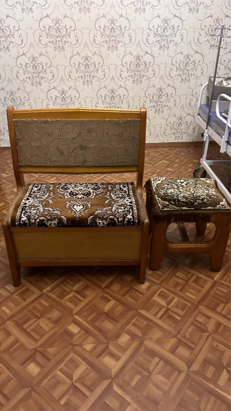 2 скамейки с ящиками для хранения, 2  табуретки, стол