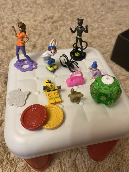 Разные мелкие игрушки и киндеры