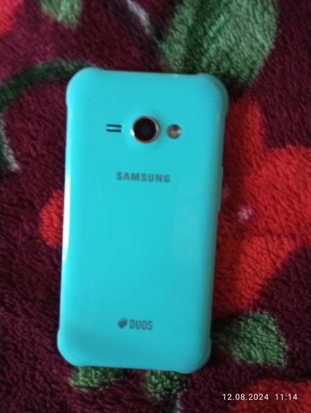 Samsung j1 ace holati yaxshi faqat ekrani almashgan