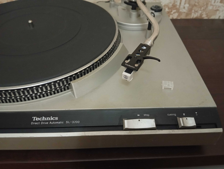 Продам винтажный проигрыватель винила TECHNICS.