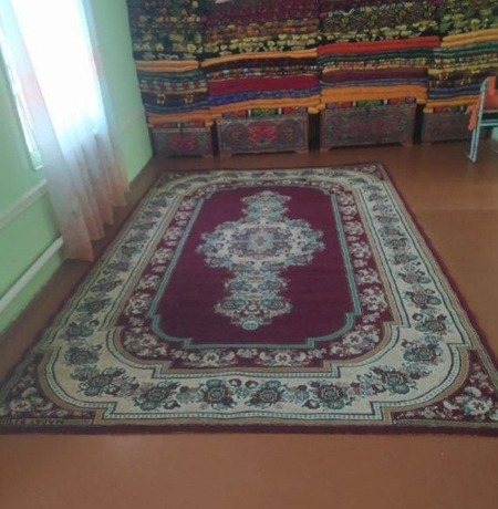 Gilam sotiladi yuvilgan turibdi yangi