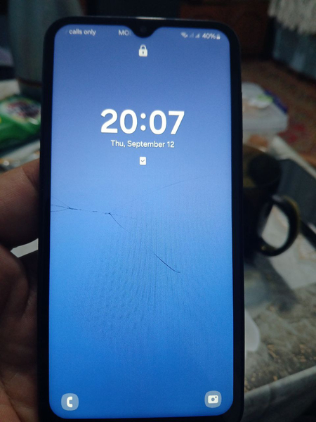 Samsung a 15 ekran shishasi azgina singan 3 oy ishlatilgan holati zo\\\'r