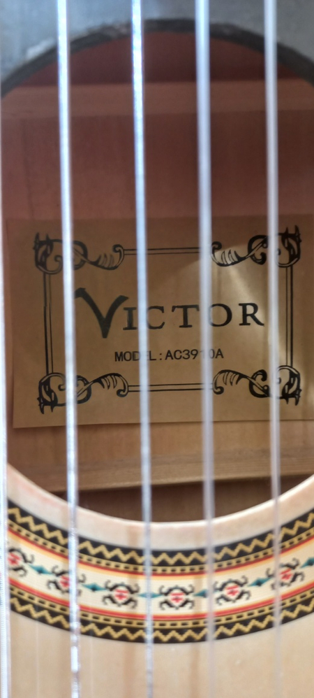 Klassik gitara sotiladi