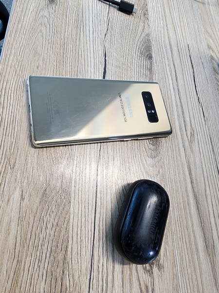 Продам galaxy note 8 и наушники в хорошем состоянии