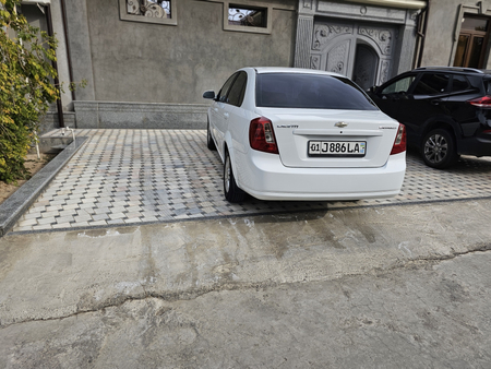 Lasetti 1.8  srochna sotiladi