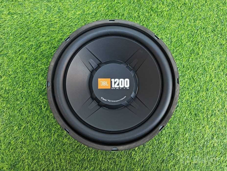 Subwoofer JBL korobkasi bilan