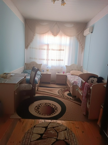 Циолковского-Кизилсу,2этажа,8соток,8комнат,2холла, 2кухни, 3 сан узла