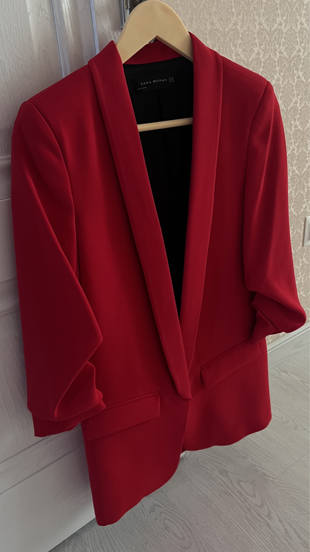Продам чёрный и красны пиджак лёгкий от ZARA