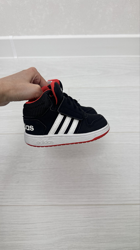 Adidas детские кроссовки новые