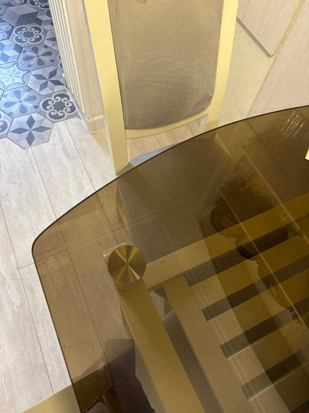 Продам стол со стеклянной столешницей и 6 стульев.