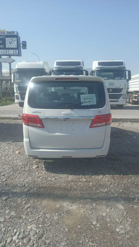 11 o'rindiqli lyuks JAC M4 mikroavtobus