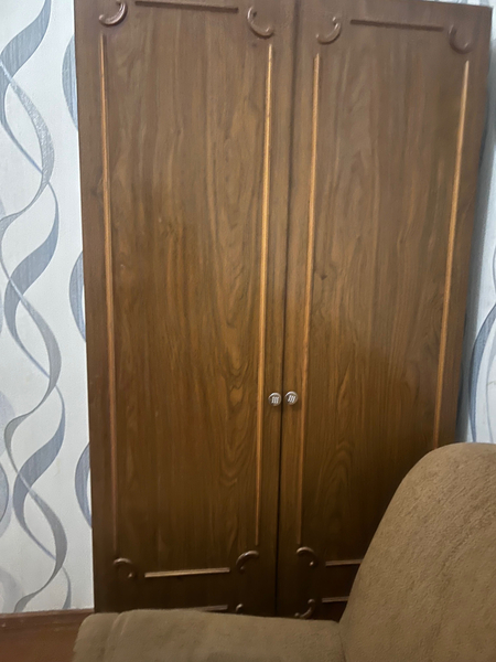 Продается диван и шкаф б/у      Шкаф-100 000.  Сум  Диван 200 000 сум