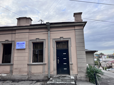 Продаю дом  в центре . ОВИР . под бизнесс или жилье