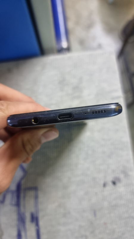 Samsung a51 holati yaxshi bitta aybi bor 250ming bilan ishi bitadi