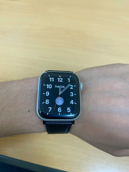 iWatch series 4, 44 mm sotiladi. Holati ideal
