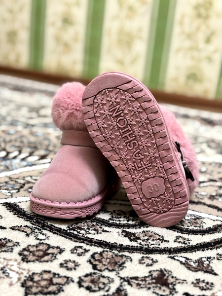 UGG roziviy svet