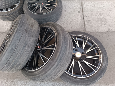 Vossen R 17 diska balon 4/114 xolati ortacha  qayilgan joylari bor