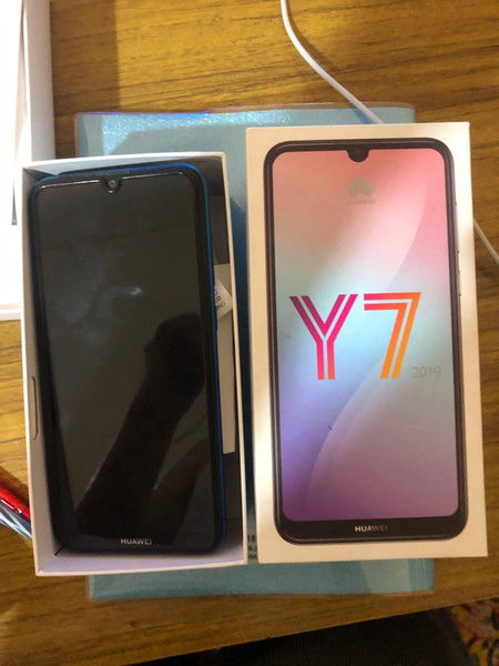 Huawei Y7 sotiladi holati yahshi.