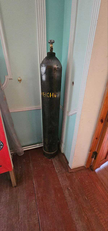 Продаётся  мебель посуда для кафе