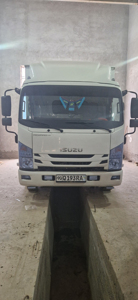 Isuzu 5 T Sotiladi yili 2023 xolati ideal