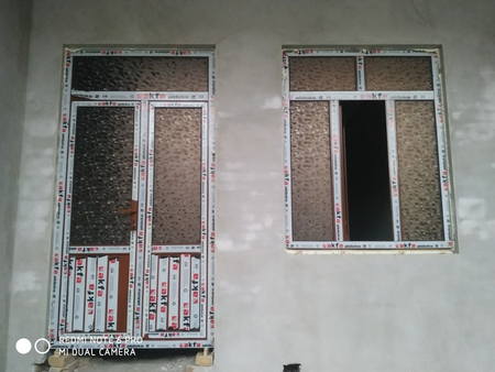 Akfa plast va akfa aluminiy eshik va derazalar bor.