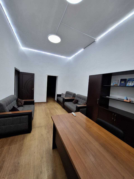 Срочно кабинет 35м² с мебелью