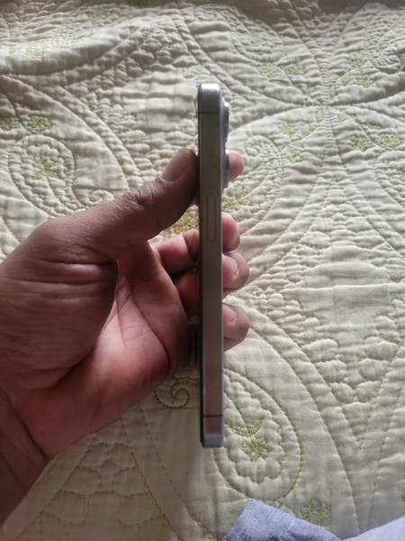 iPhone 15pro 256 yomkis 94