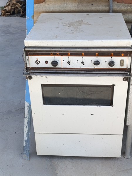 4 kamporli Gaz pilitasi va Vanna ichini 1 ta yusa boldi